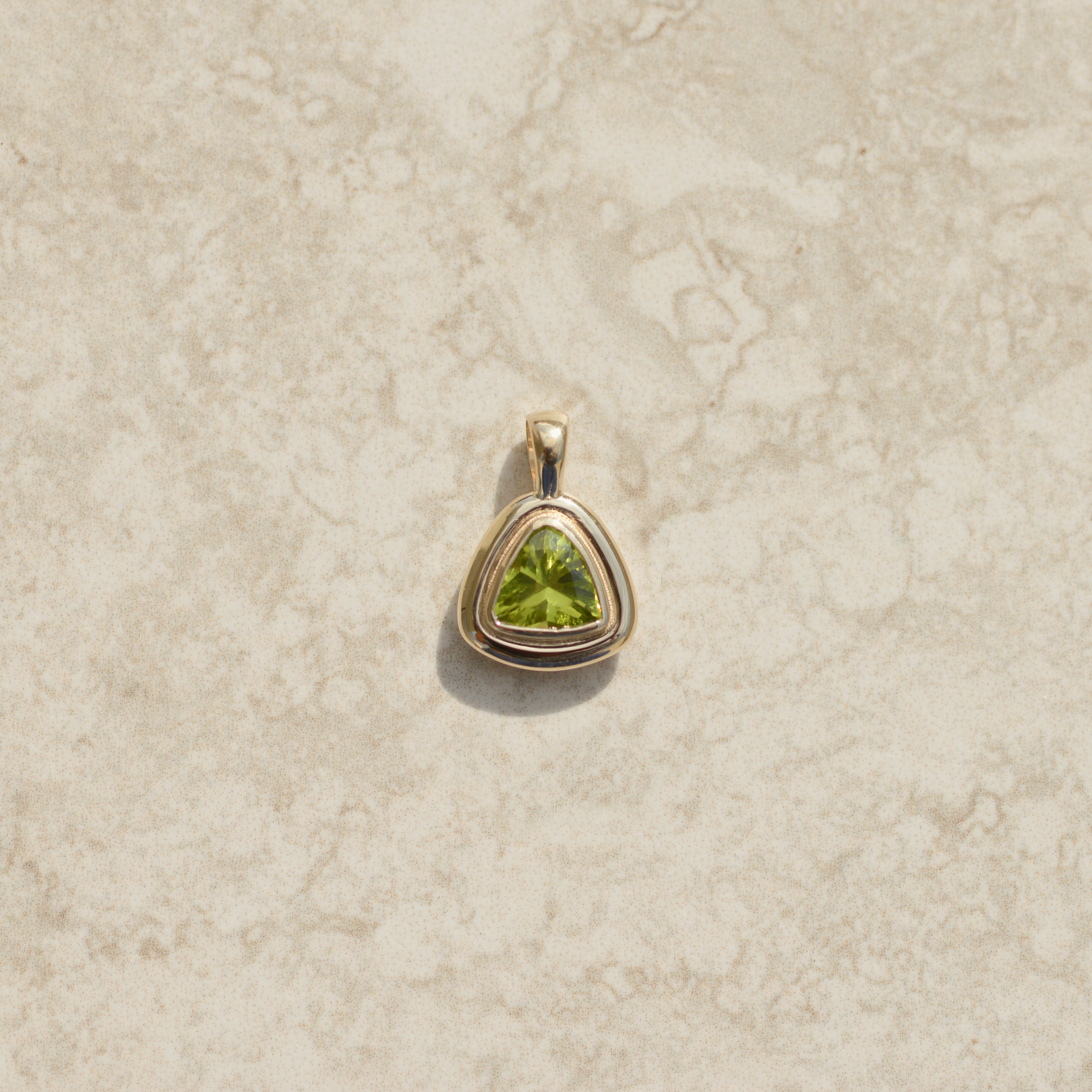 09: Bubble Bezel Pendant, peridot – molimo